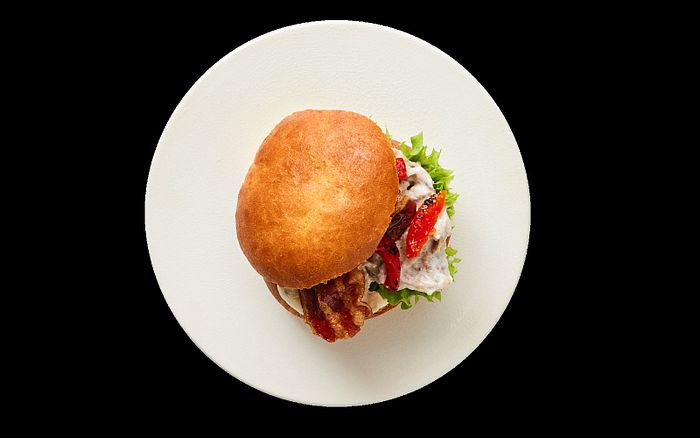 Slider med hønsesalat og bacon