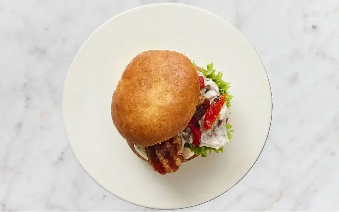 Slider med hønsesalat og bacon