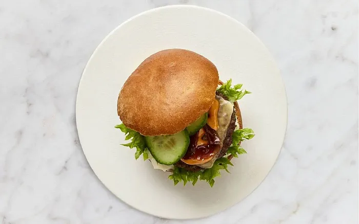 Cheeseburger slider med karamelliseret løg